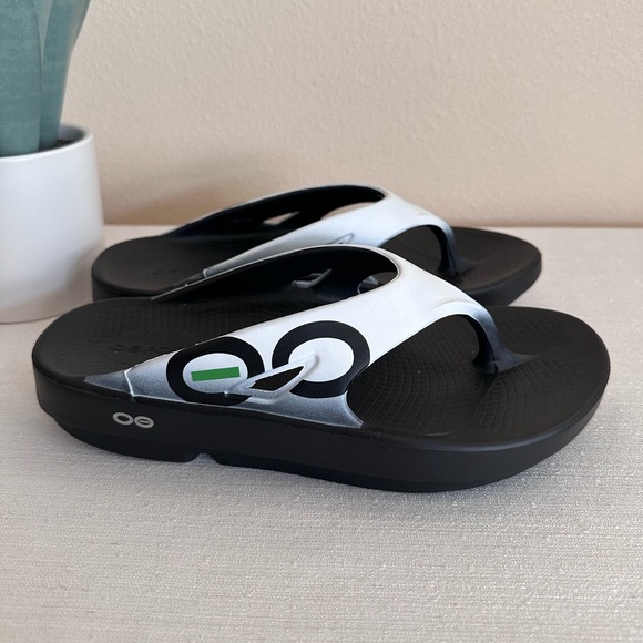 OOFOS | Shoes | New Oofos Blackwhite Rubber Flip Flops Unisex M8 W | Poshmark